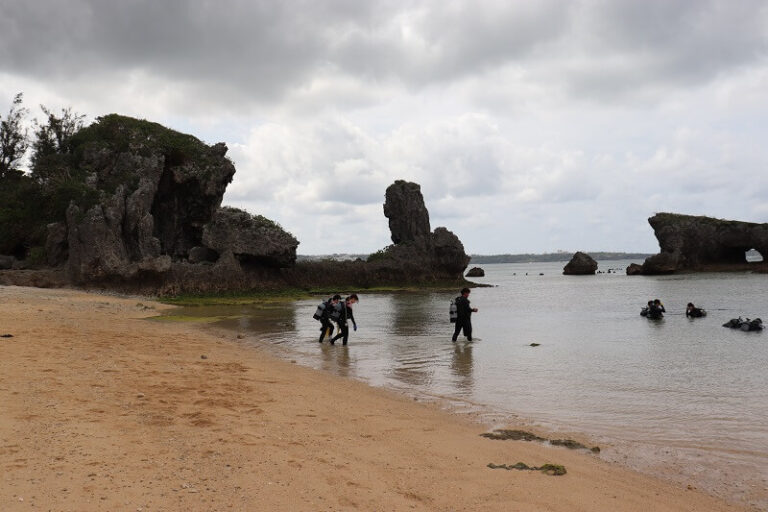 沖縄の真栄田岬 旅行記・ブログ 青の洞窟近く 裏真栄田ビーチでシュノーケリング | 普通人Mの旅
